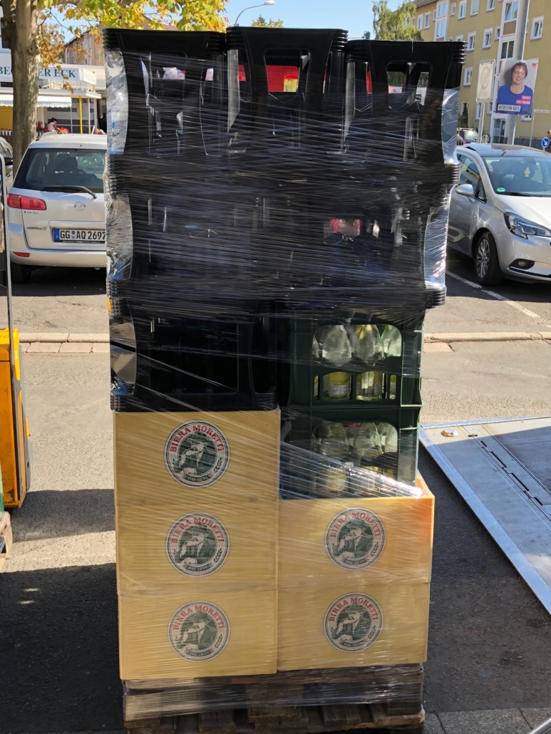 Leergut auf einer Europalette gut gesichert durch Stretchfolie ...