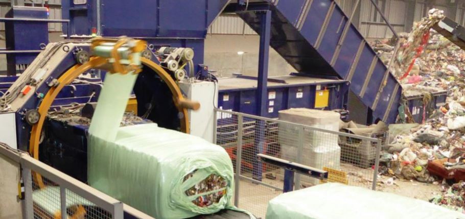 Um Müll mittelfristig zu lagern, kann dieser in Ballen gepresst und ...